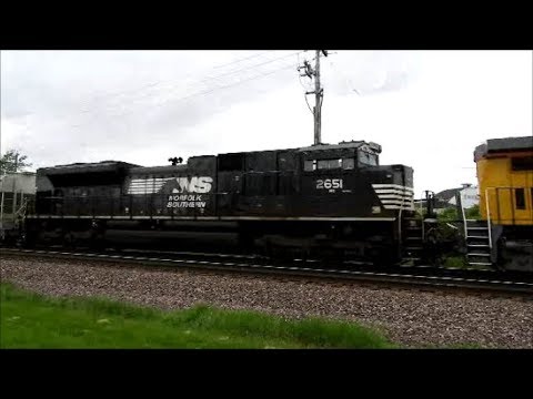 UP 8460 UP 9647 and NS 2651 lead a mixed freight east through Geneva IL - YouTube