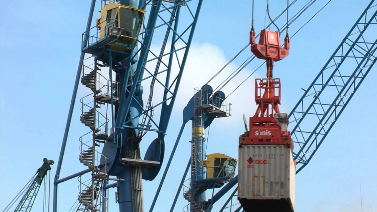 Liebherr - LHM 420 mobile harbour crane in Indonesia - YouTube