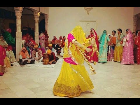 ठाकरा री पोल माथे बोल रे सुवटिया || Rajputi Baisa Dance In Wedding ...