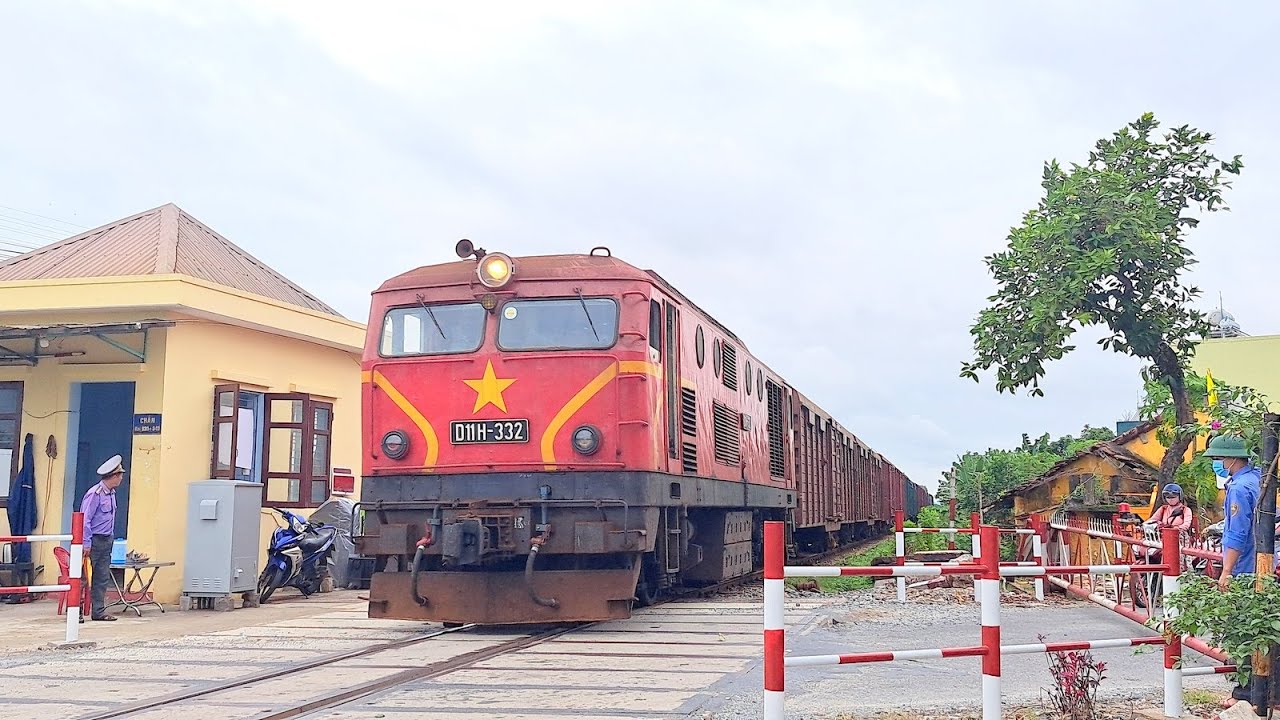 Amazing train whistles - DIESEL TRAINS IN VIETNAM - YouTube