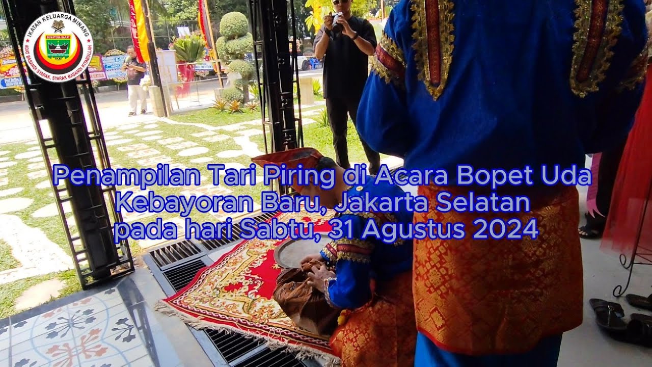 Penampilan Tari Piring di Acara Bopet Uda Kebayoran Baru, Jakarta ...