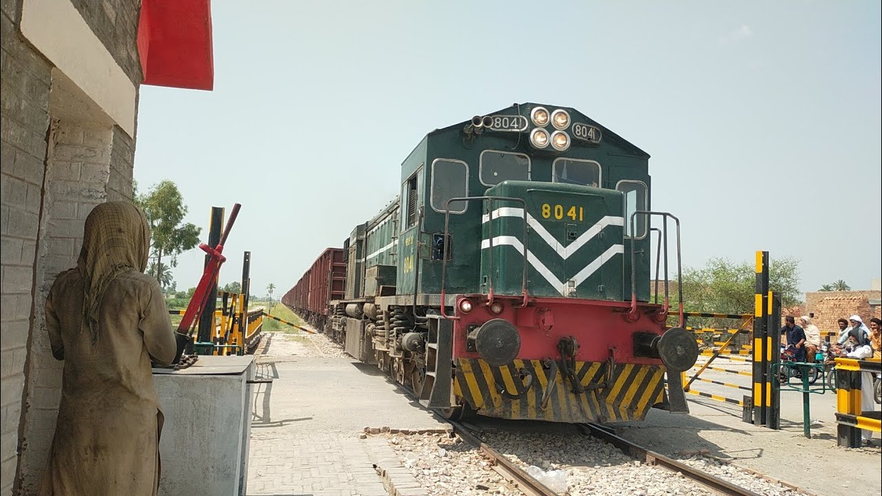 Heavy Loaded Goods Train Pushed By Banker Locomotive||Gmcu 15 4921 ...