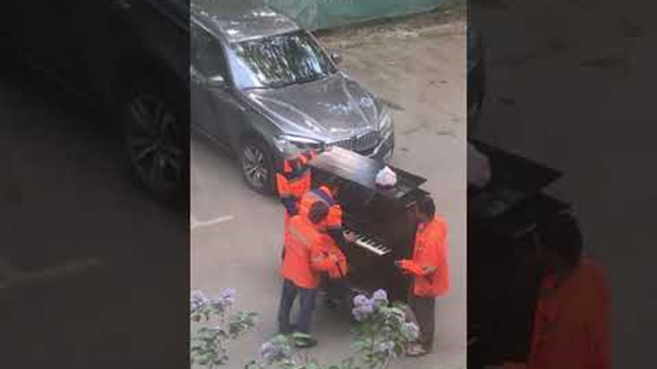 Moving Crew Transporting Piano and Having a Good Time || ViralHog - YouTube