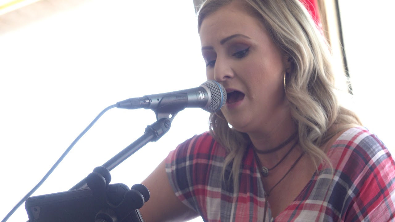 Unknown Country Singer Girl Singing at Kings Island - YouTube