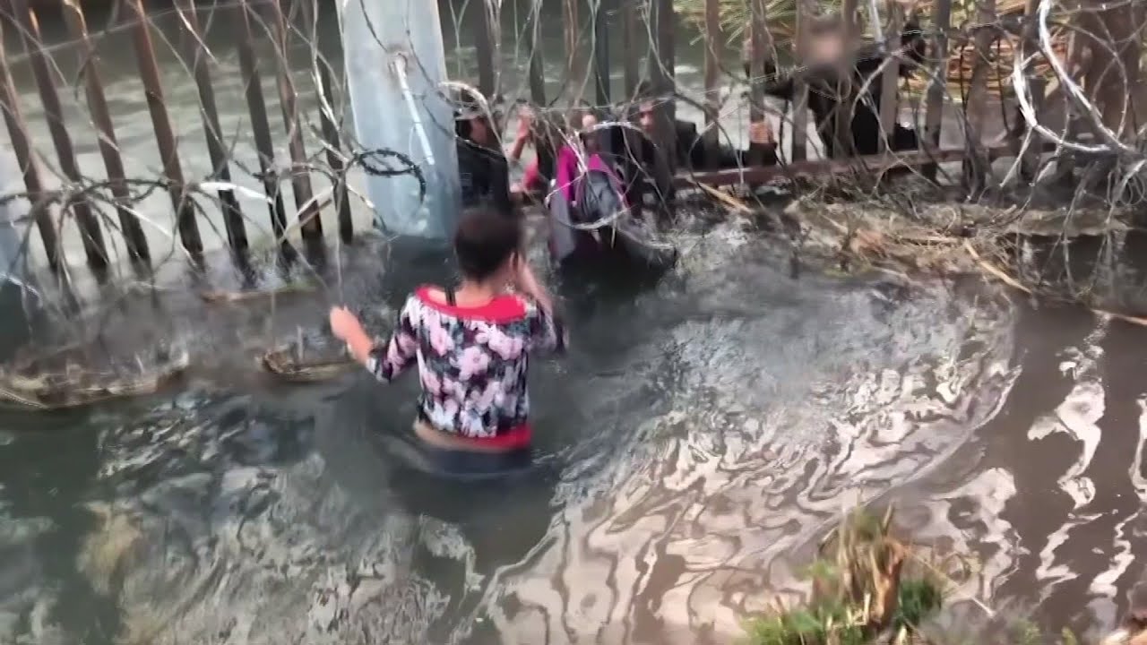 Migrants go under border fence in US agents' video - YouTube
