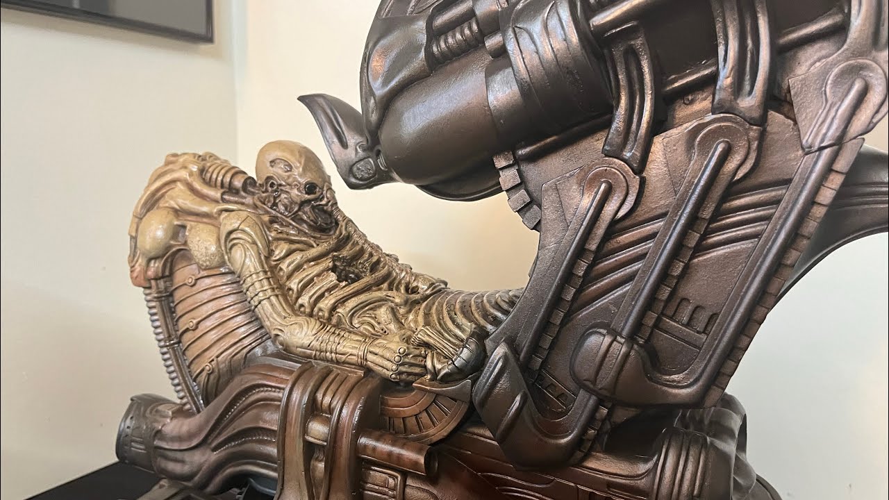 Sideshow Collectibles Space Jockey Maquette - H.R. Giger Pilot in ...