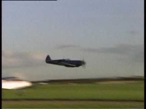 Low flying Spitfire - YouTube