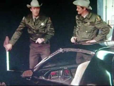 KNIGHT RIDER- THE COPS TALKING TO THE CAR - YouTube