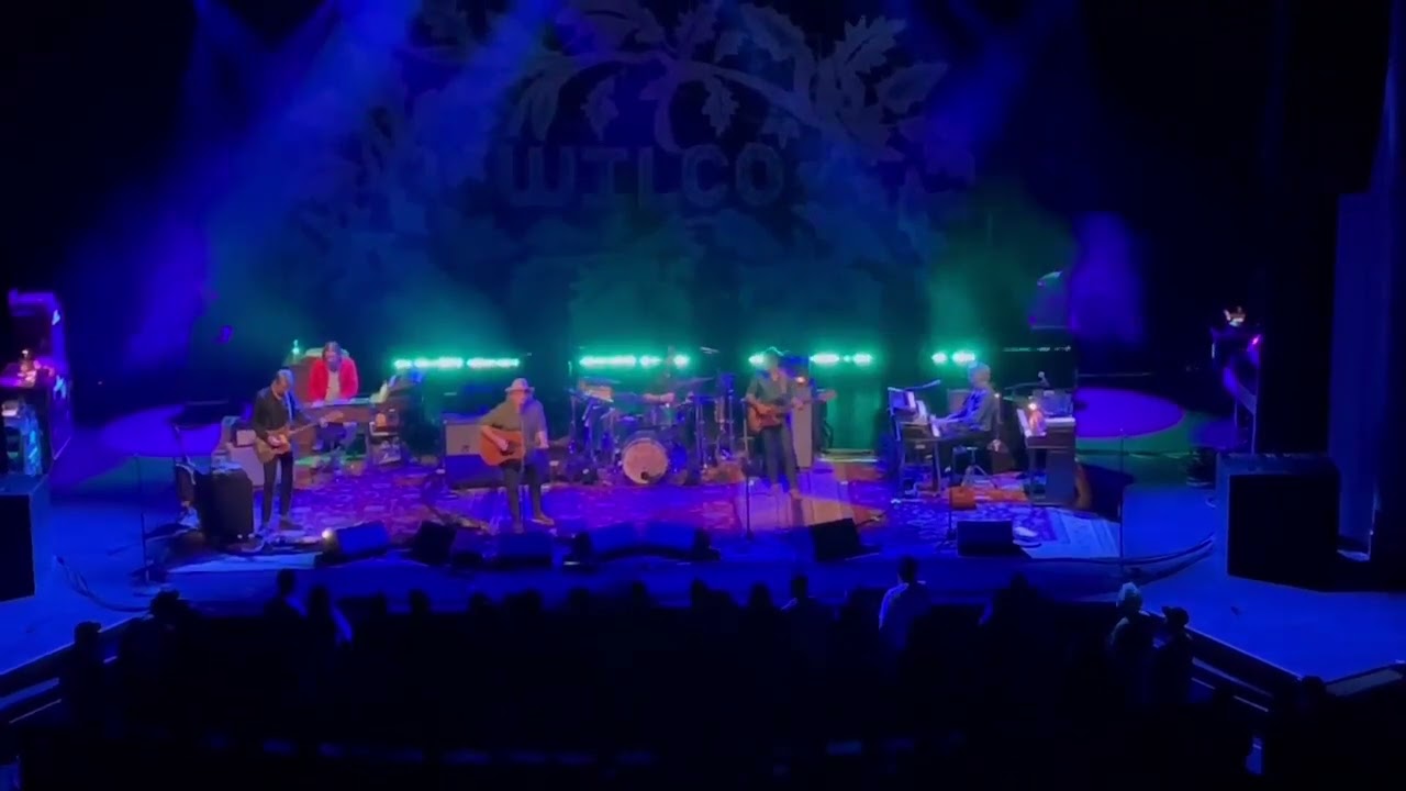 Wilco Sings "Via Chicago" in Sioux Falls - YouTube