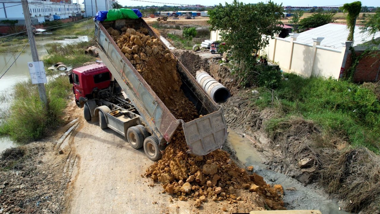 Amazing! Heavy dump truck 25Ton unloading soil landfilling build road ...