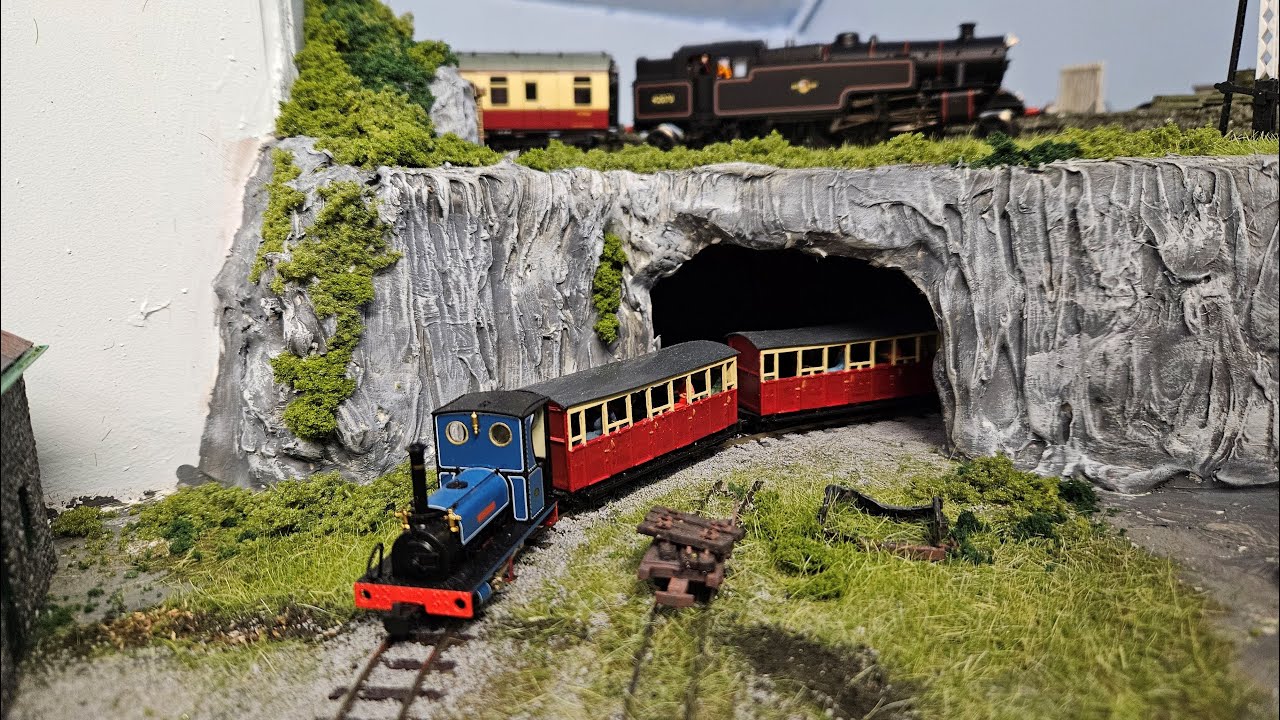 OO & OO9 Gauge Loft Model Railway Part 32 - Scenery - YouTube