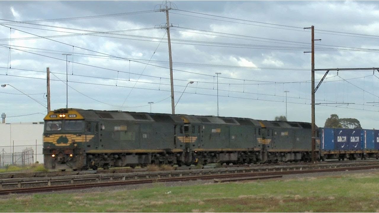 Pacific National "G class" locomotives and freight train - YouTube