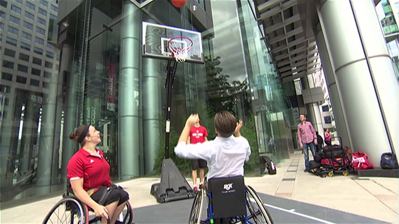 Frédéric Pepin essaie le basketball en fauteuil roulant - YouTube