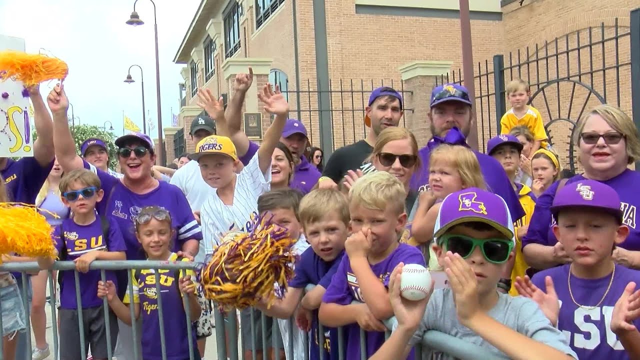 LSU TIGERS FANS SEND OFF TEAM TO OMAHA - YouTube