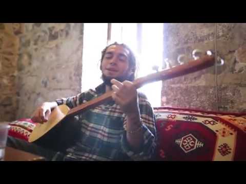 Ais Ezhel   Saz Çalarak Kürtçe Türkü Söylüyor  ...Kurdis/Kürtce