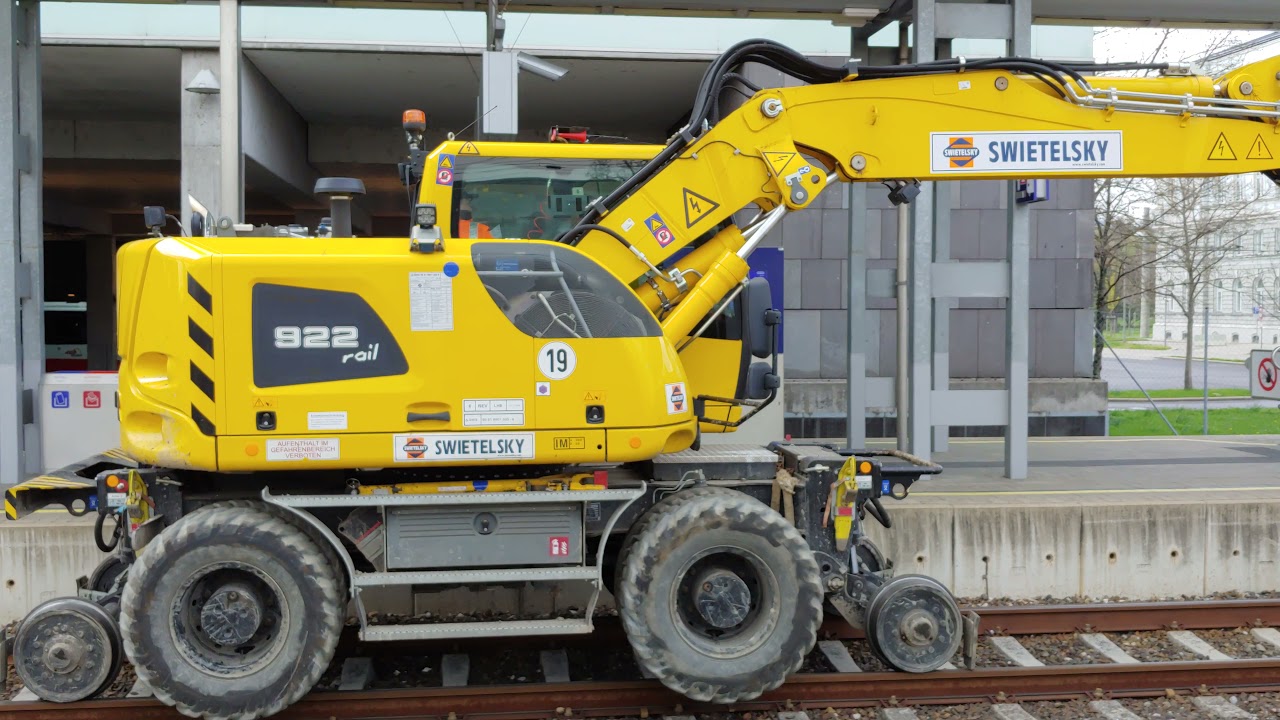 Liebherr A 922 Rail Litronic from Swietelsky. Linz Hbf ...