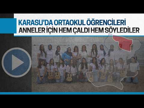 Karasu'da ortaokul öğrencileri, anneler için hem çaldı hem söyledi