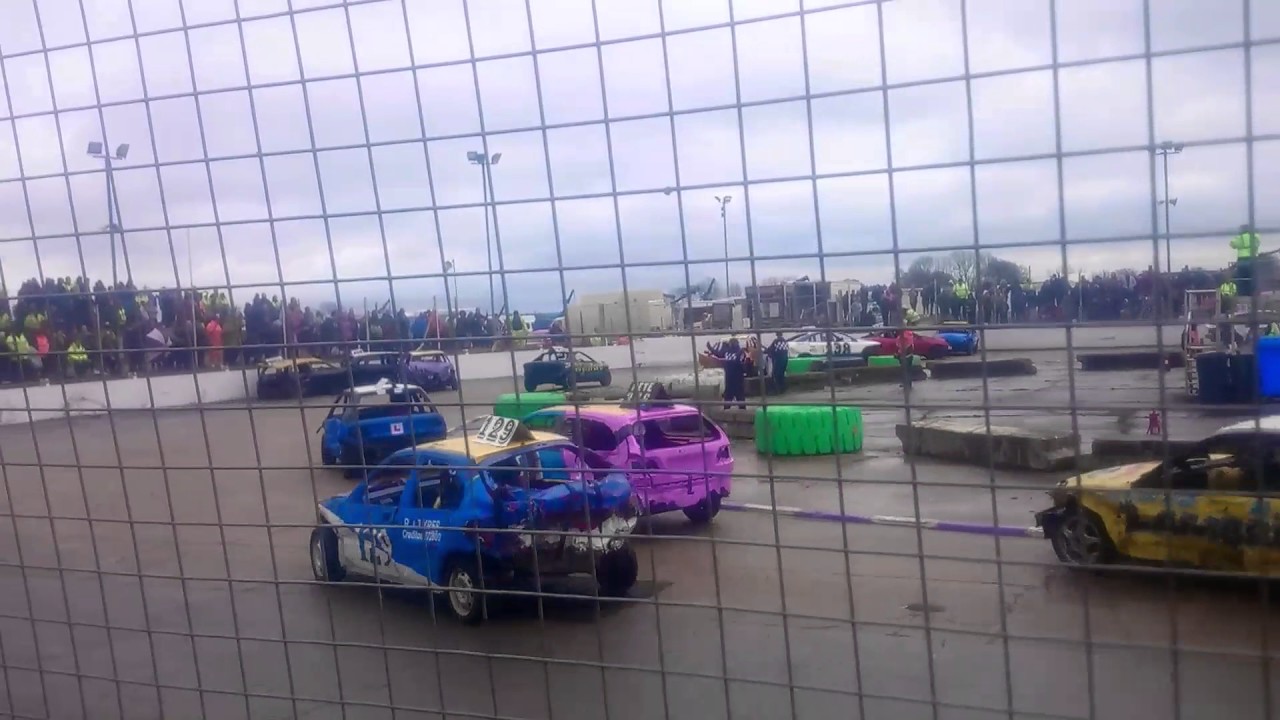 Banger racing at smeatharpe (rookies) - YouTube