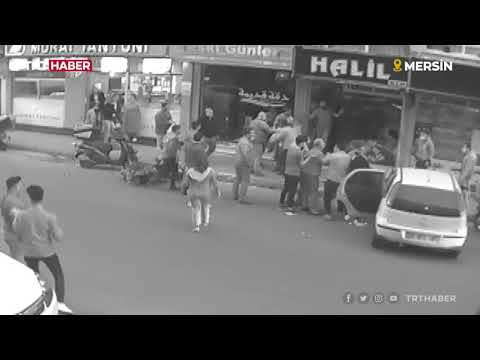 İş yerinin vitrinine çarpan otomobilin kaza anı kamerada