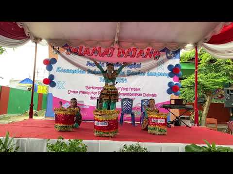 Tari Anak SDN 1 Way Laga Membersihkan Lingkungan Sambil Bermain.