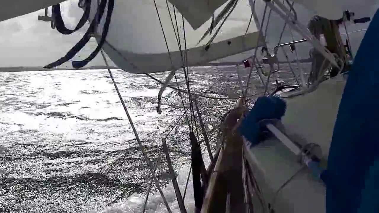 ALO 28 Gungner. Beam reaching at speed. - YouTube