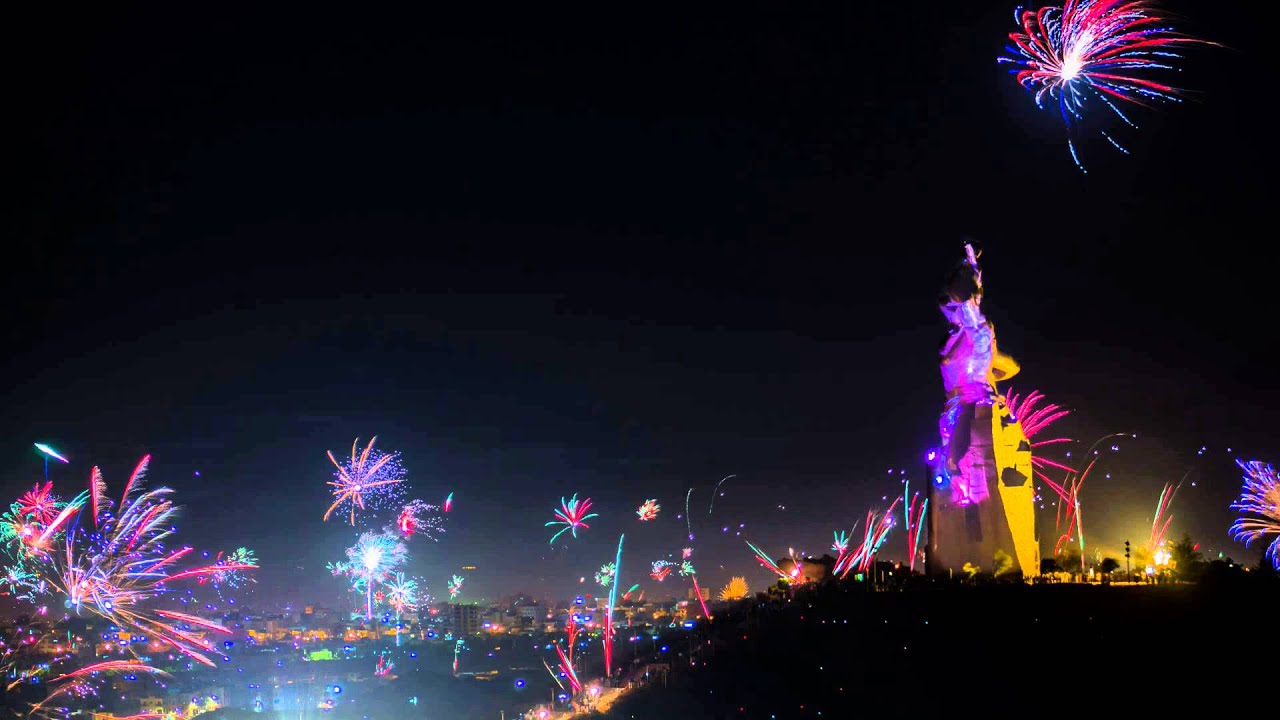 NYE Fireworks at the Monument - YouTube