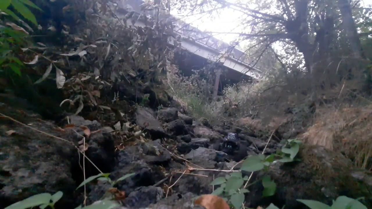 Danchee ridgerock Rc crawler offroad trail she is struggling to get ...