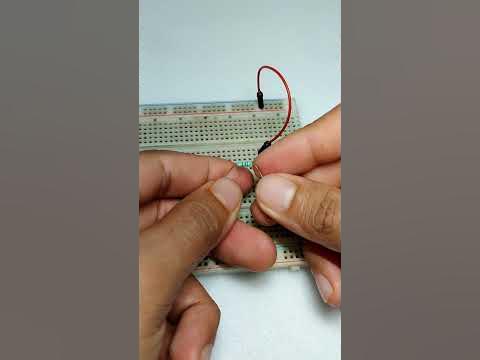 ¿Cómo hacer tu primer circuito electrónico en una protoboard? - YouTube