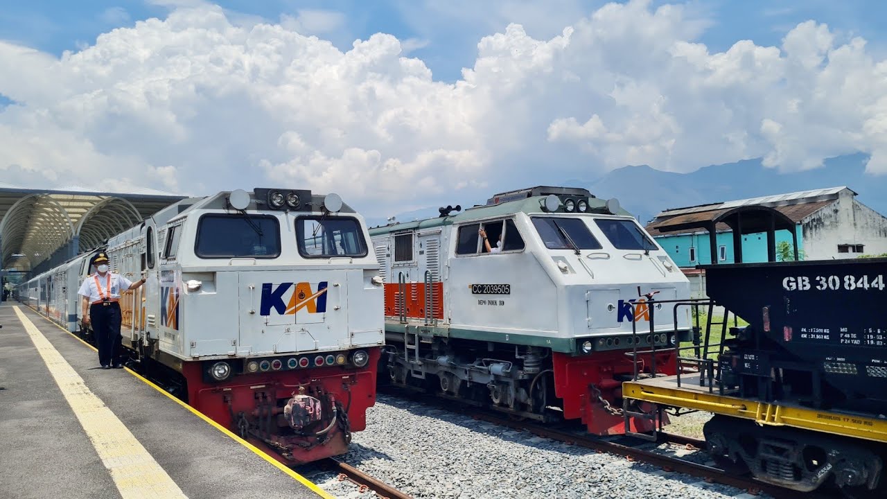 Lihat Hari Ini STASIUN GARUT BANYAK KERETA API Keluar Masuk ! - YouTube