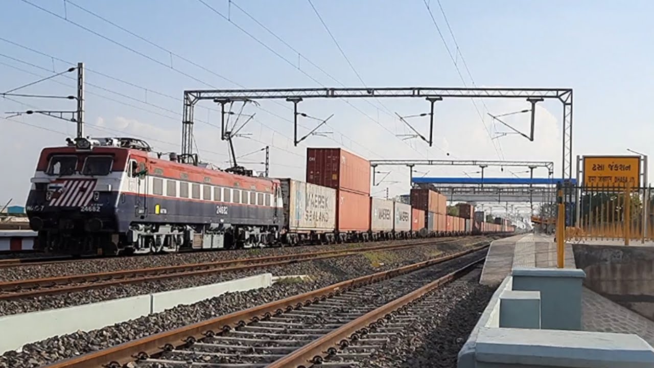 High speed WAG7 Pulling and taking away double stack & WDG4G hauling ...
