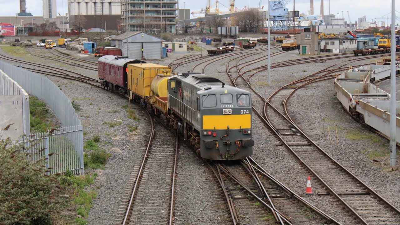 074 shunting the Sperry train in North Wall - YouTube