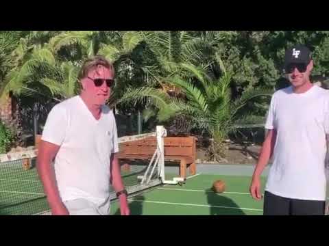 Aad de Mos voetbalt met Lange Frans op Ibiza