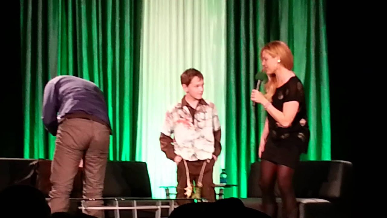 Alan Tudyk and young Fan. - YouTube