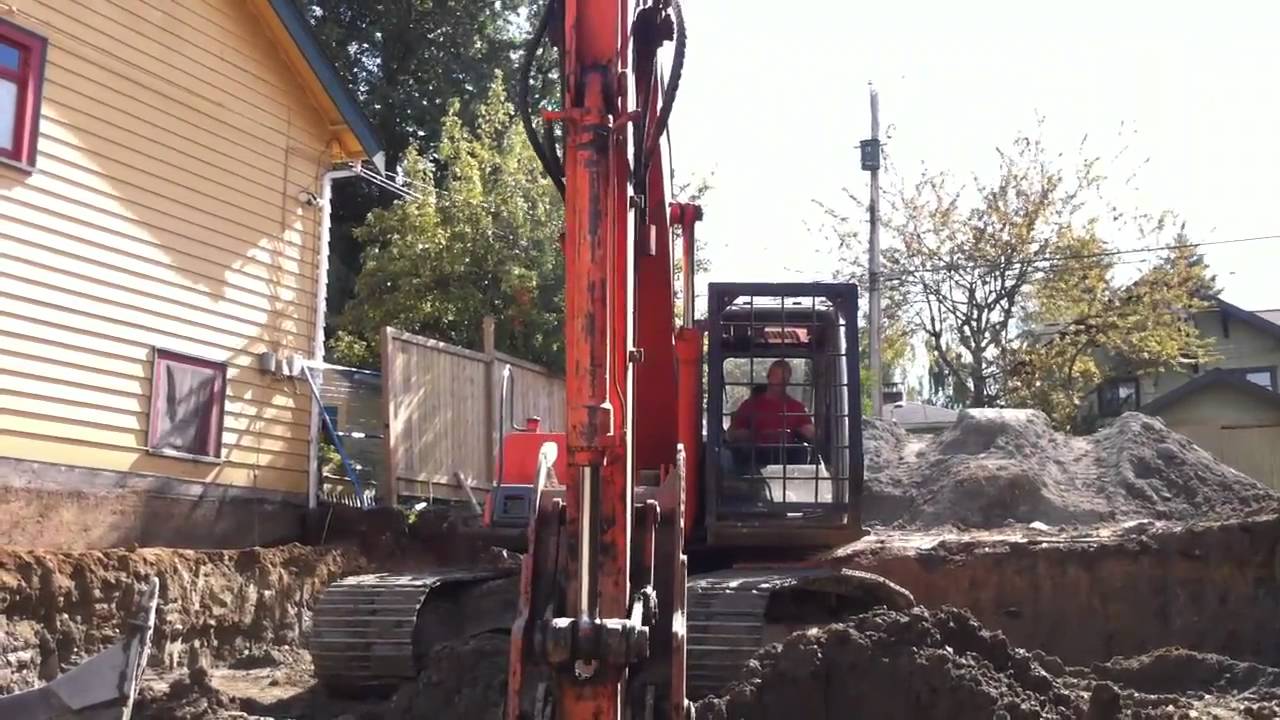 expert operater digging basement HD - YouTube