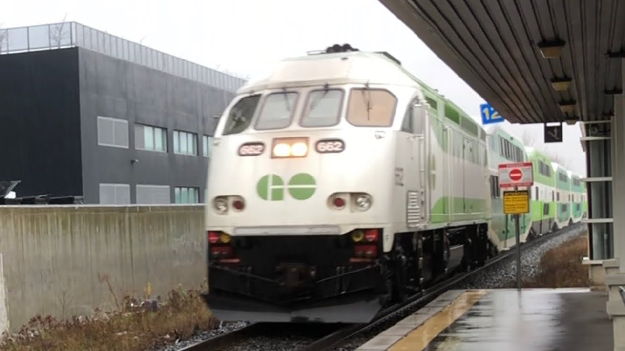 Go Train 662 Burlington go station - YouTube