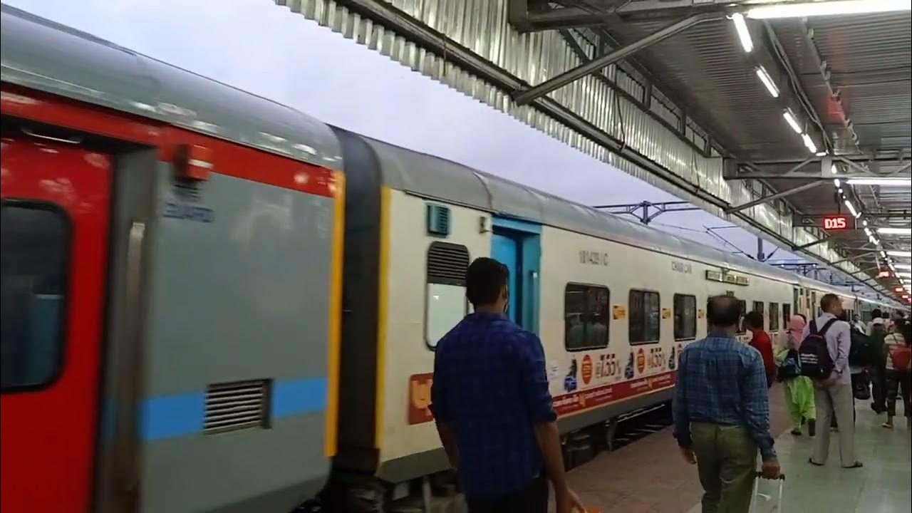 12059 Kota-Hazrat Nijamuddin Jan shatabdi express(KOTA-NZM) arriving sharply at Kota Junction PF ...