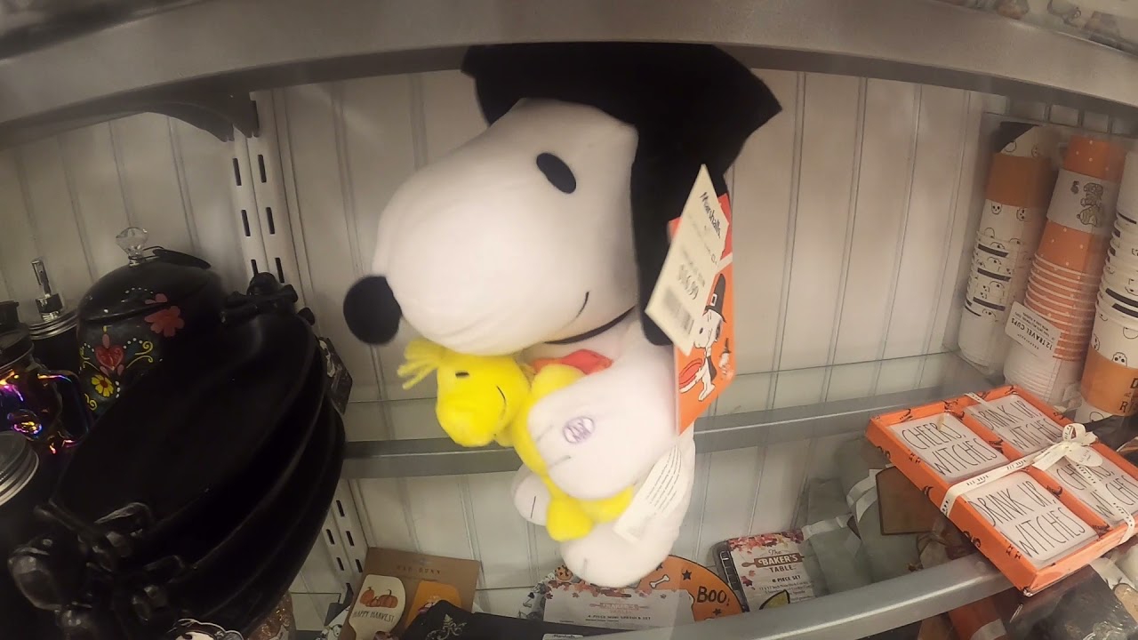 Side Stepping Snoopy Fall Animatronic - YouTube