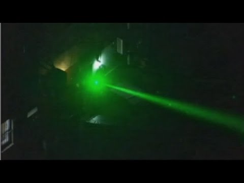 News crew captures blinding laser aimed at its chopper - YouTube