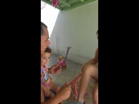Pai ensinando filha a dirigir veja o que acontece