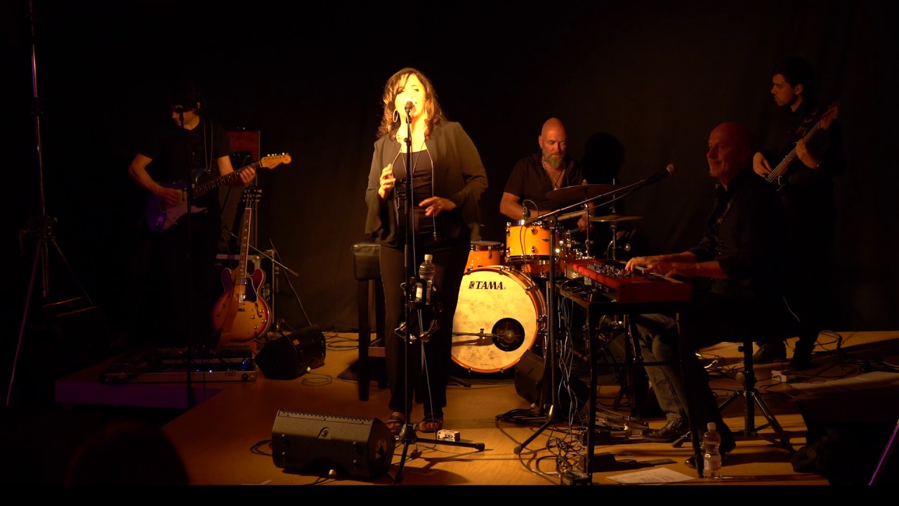 Lilly Martin und Band - YouTube
