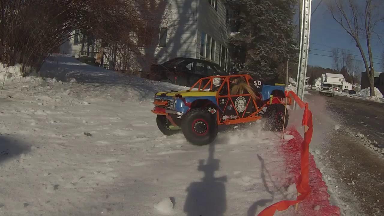 Unlimited desert racer drifting the edge - YouTube