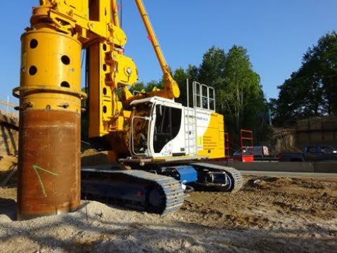 How Bauer BG 30 Rotary drilling rig works - YouTube