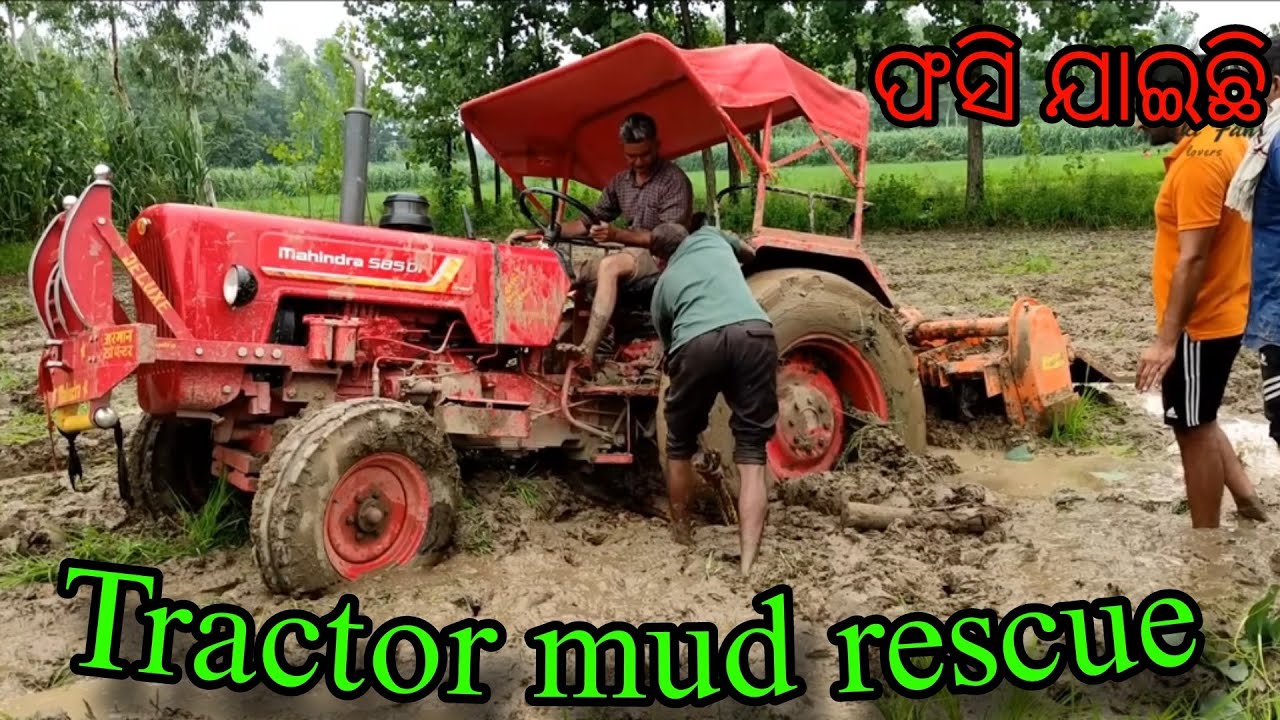 How to remove a tractor from mud pitt||phasahua tractor kese nikale||tractor rescue from mud ...