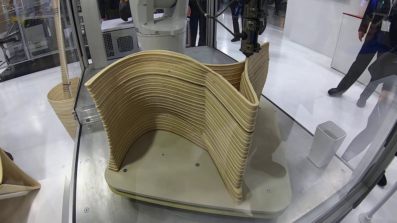 「RobotStudio 3D printing PowerPac」を用いた6軸ロボットアームによる3Dプリンティングの様子：ABB[2019 ...