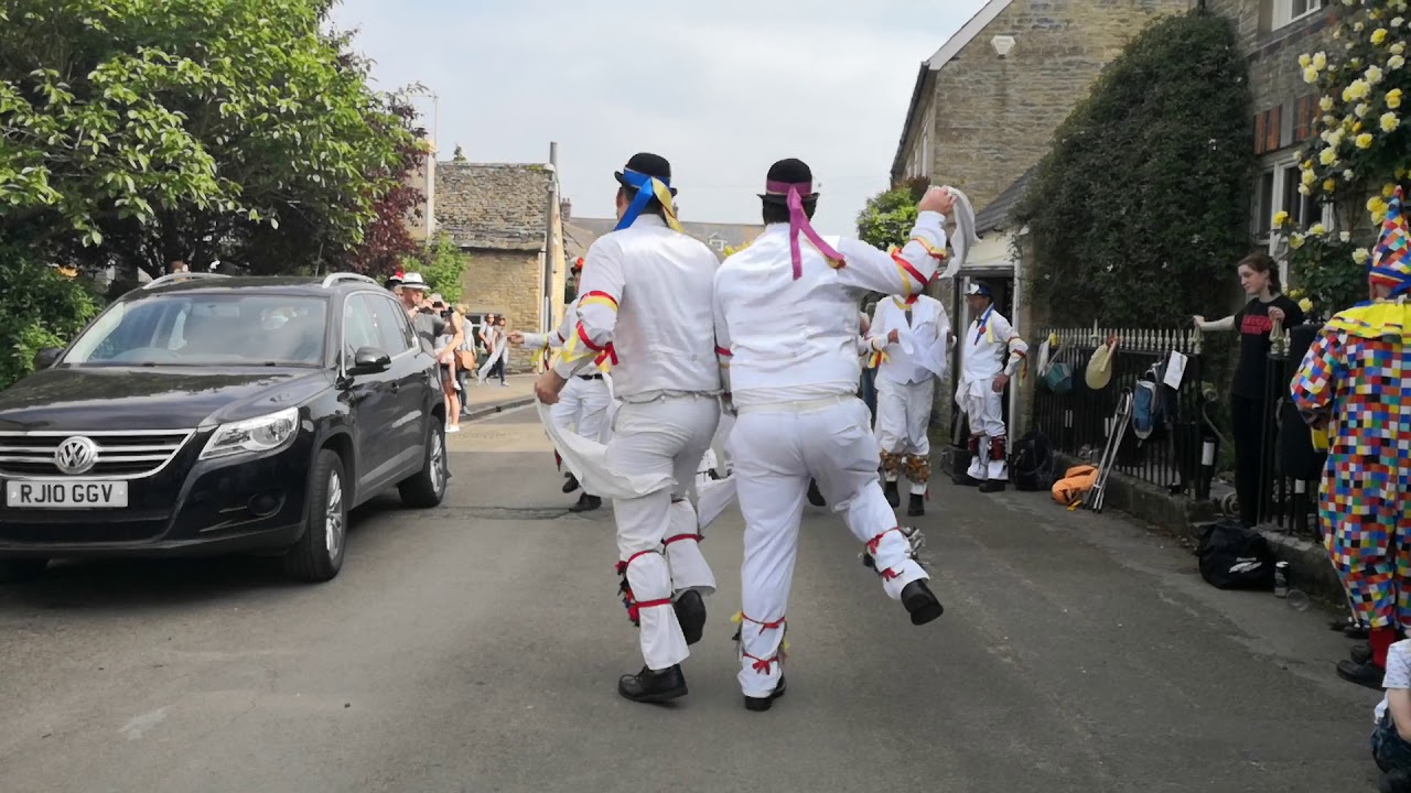 Traditional Bampton Morris Dancers - Bobbing Around - YouTube