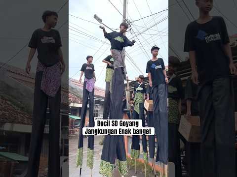 Atraksi Bocil SD Goyang Jangkungan enak banget #karnaval #jangkungan #egrang #stilts