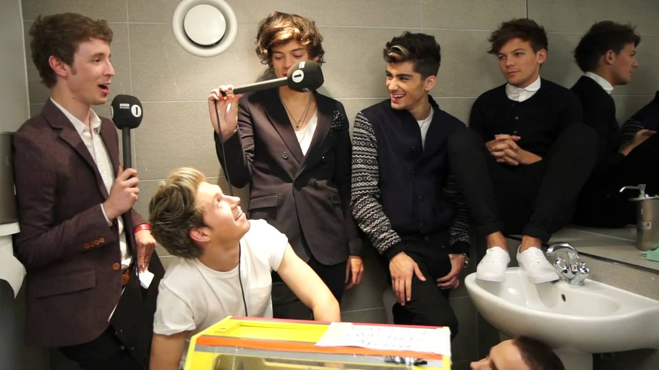 One Direction In A Toilet With Matt Edmondson Legendado PT-BR - YouTube