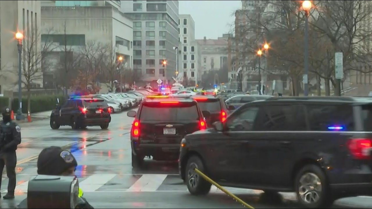What appears to be Trump's convoy arrives at Washington courthouse ...
