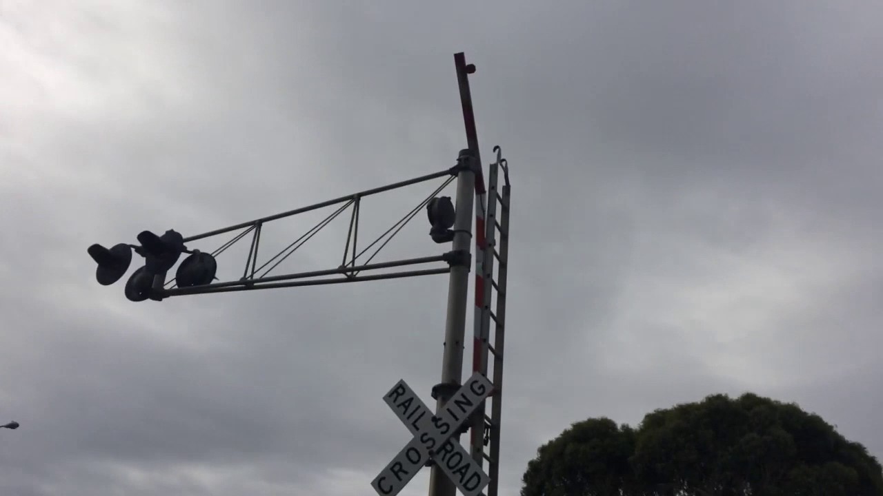 Jarvis Avenue Railroad Crossing with Shaking Median Gate barrier and ...