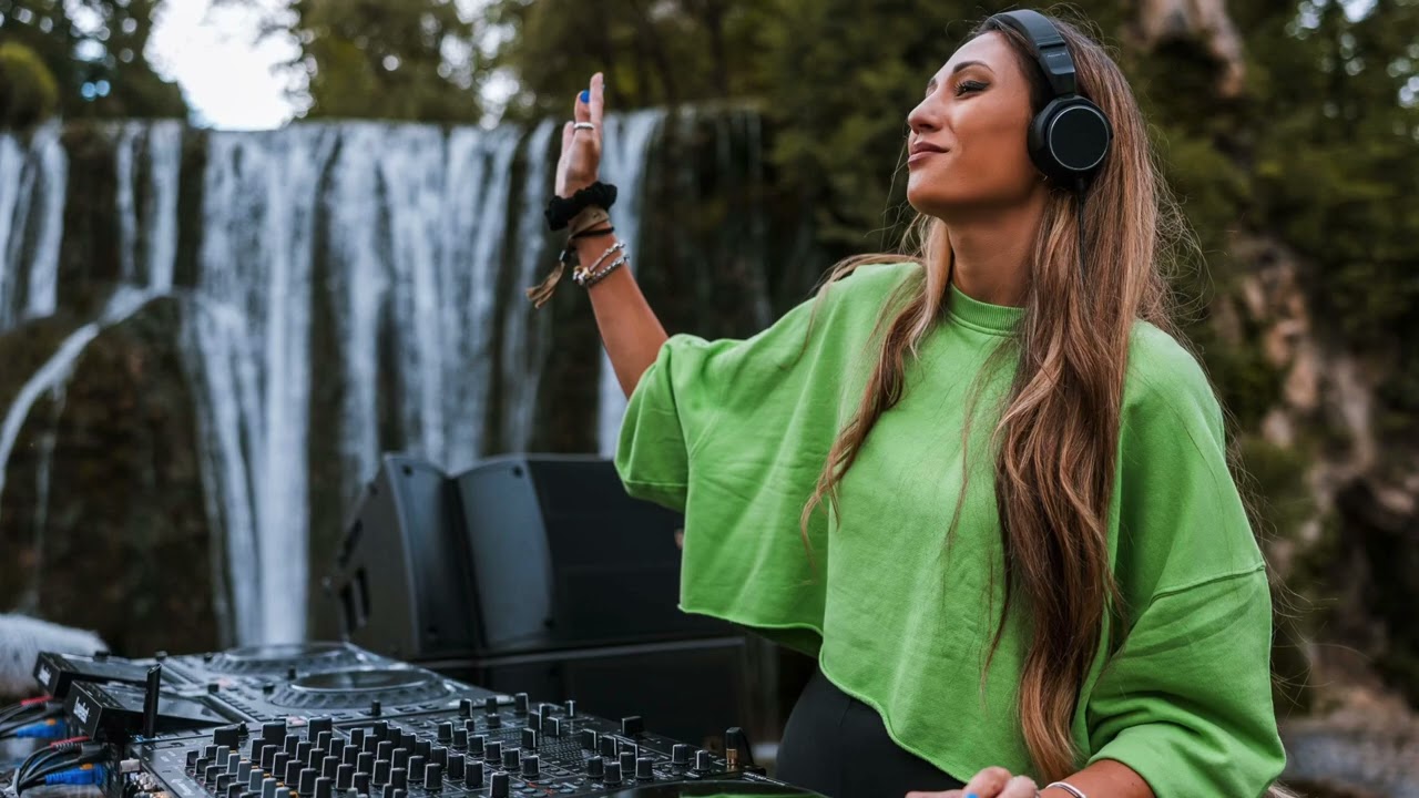 Manda Moor @ Cercle, Pliva Waterfall - YouTube